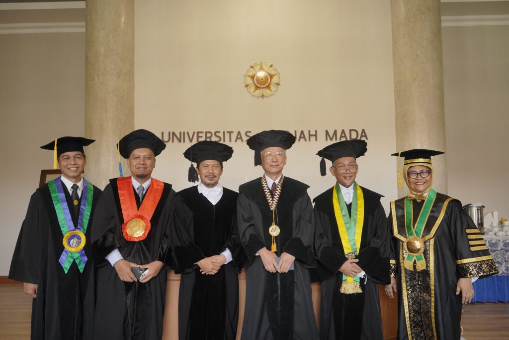 Pengukuhan Guru Besar Dosen Perikanan UGM Prof. Dr. Ir. Murwantoko, M ...