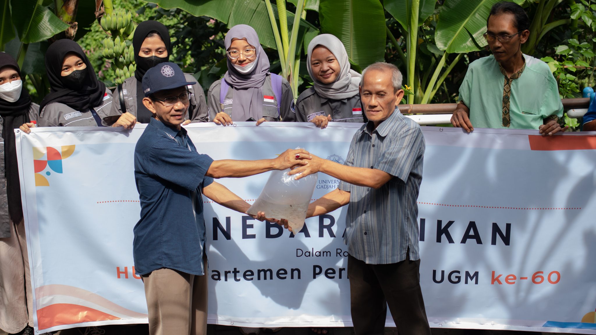 DEPARTEMEN PERIKANAN UGM SEBAR BENIH IKAN DI SUNGAI DAN EMBUNG ...